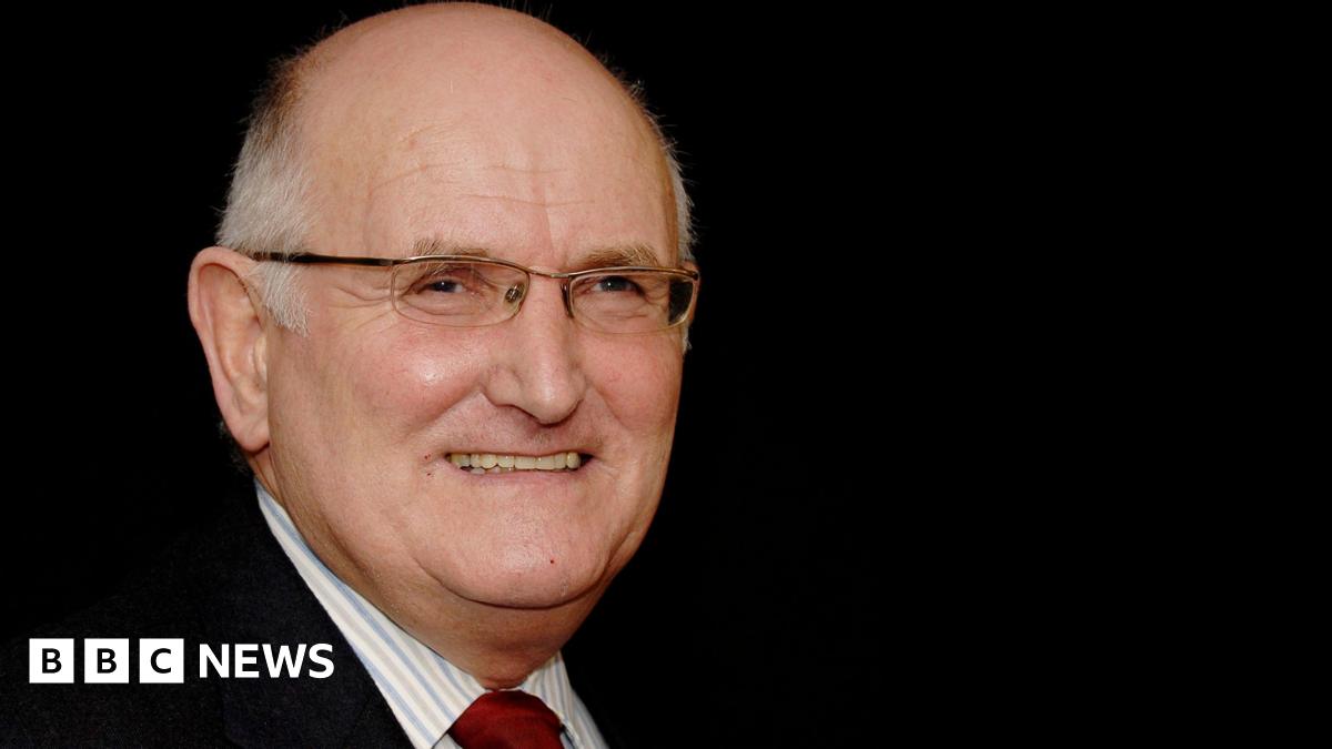 Tributes paid to 'political giant' former MHK and MLC Eddie Lowey - BBC ...