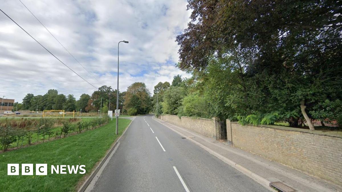 Man, 19, dies in Market Rasen motorcycle crash - BBC News
