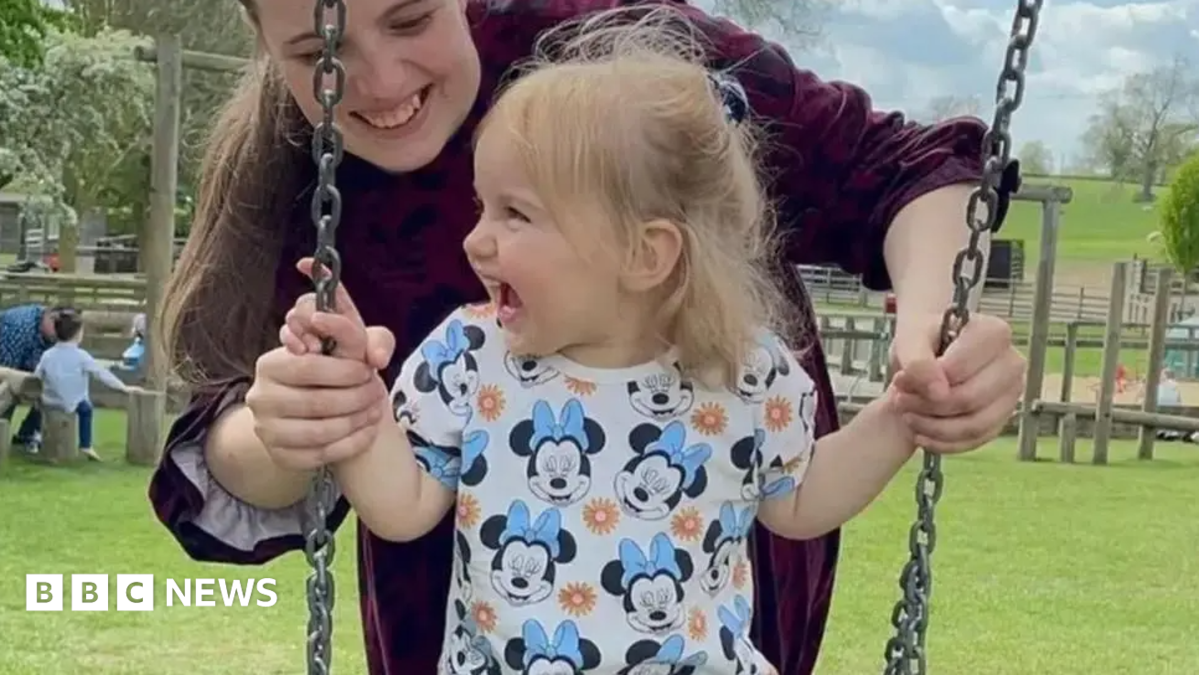 Man 'punished' Ipswich toddler Isabella with cold showers - BBC News