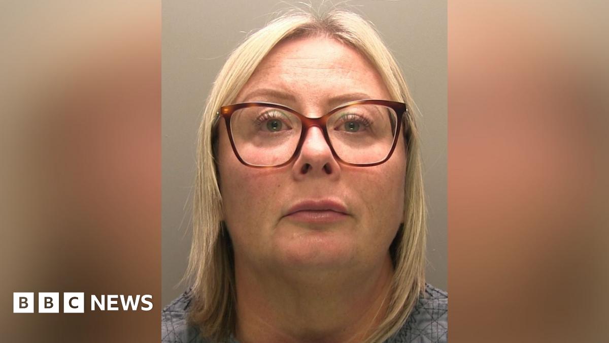 HMP Morton Hall worker jailed over relationship with inmate - BBC News
