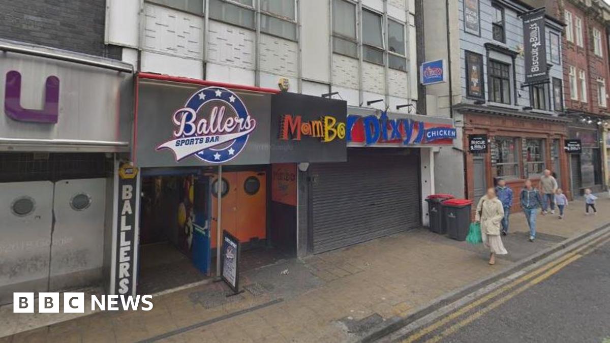 Doncaster club's 'unlimited drinks' offer sparks licence review - BBC News