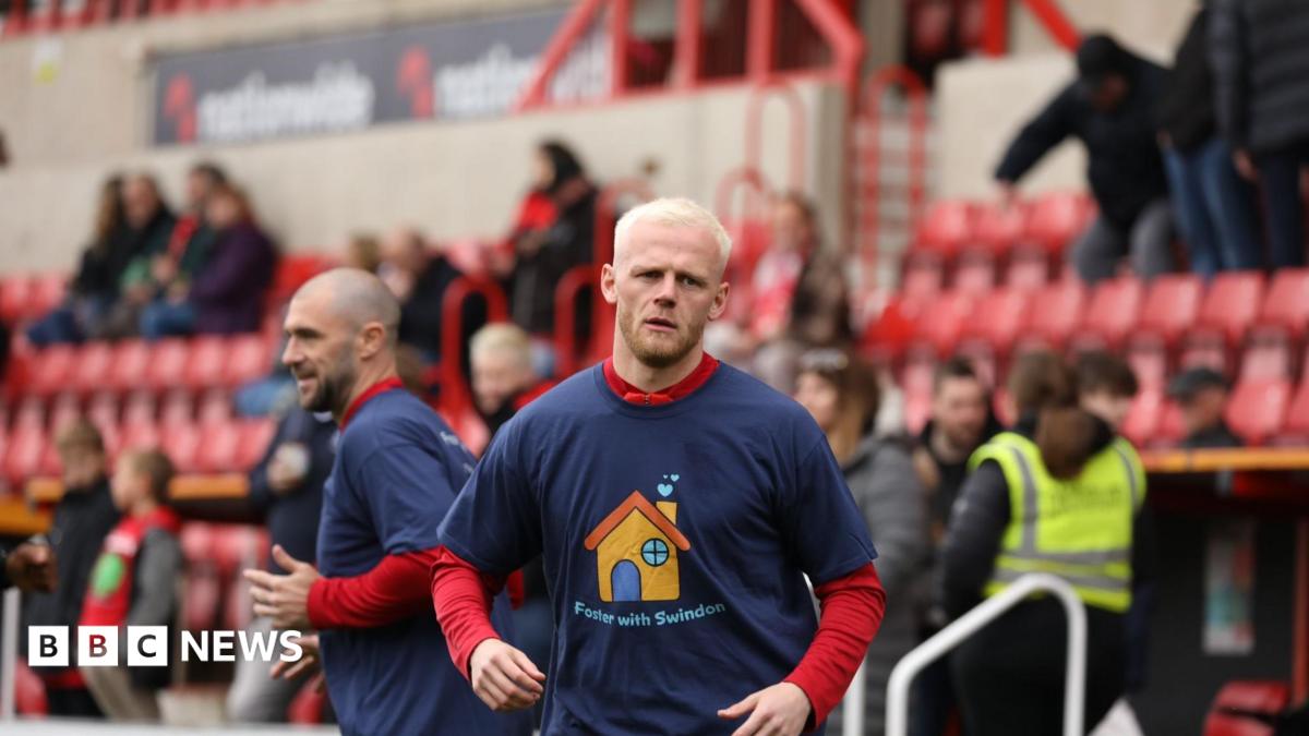 Swindon Town players show support for council’s foster carers - BBC News