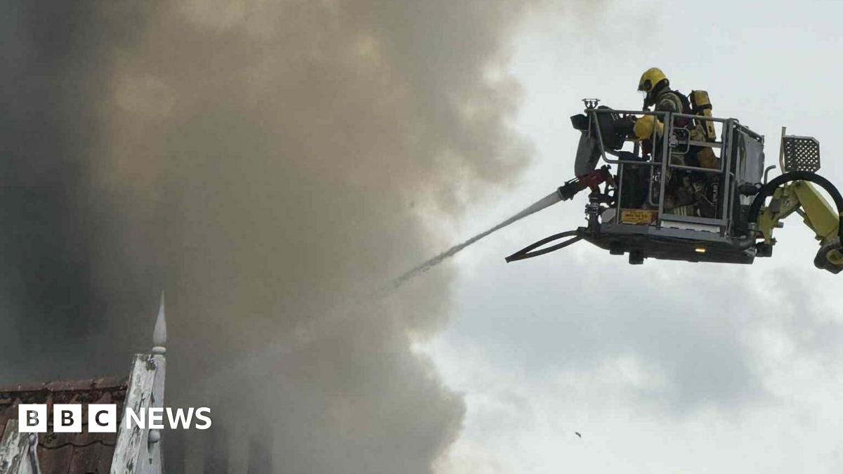 Fire crews tackle blaze at former Norwich pub - BBC News
