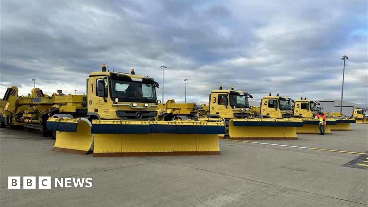 How Gatwick Airport prepares for the worst winter weather - BBC News