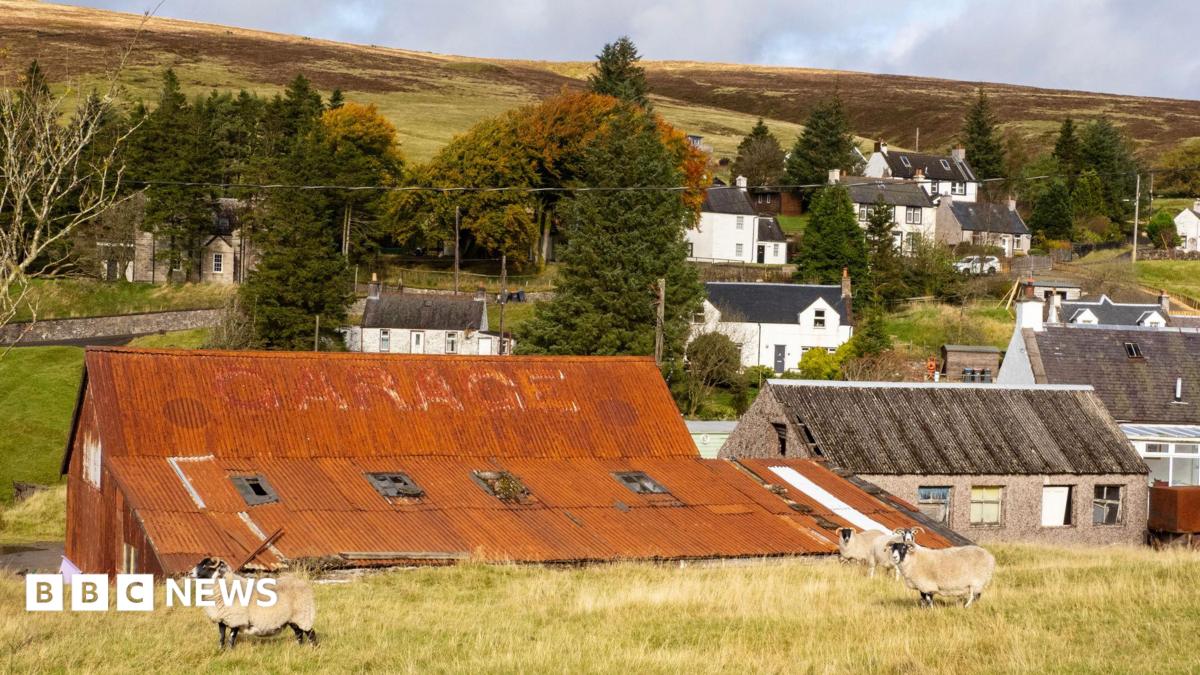 Scotland's highest village Wanlockhead gets new advice service - BBC News