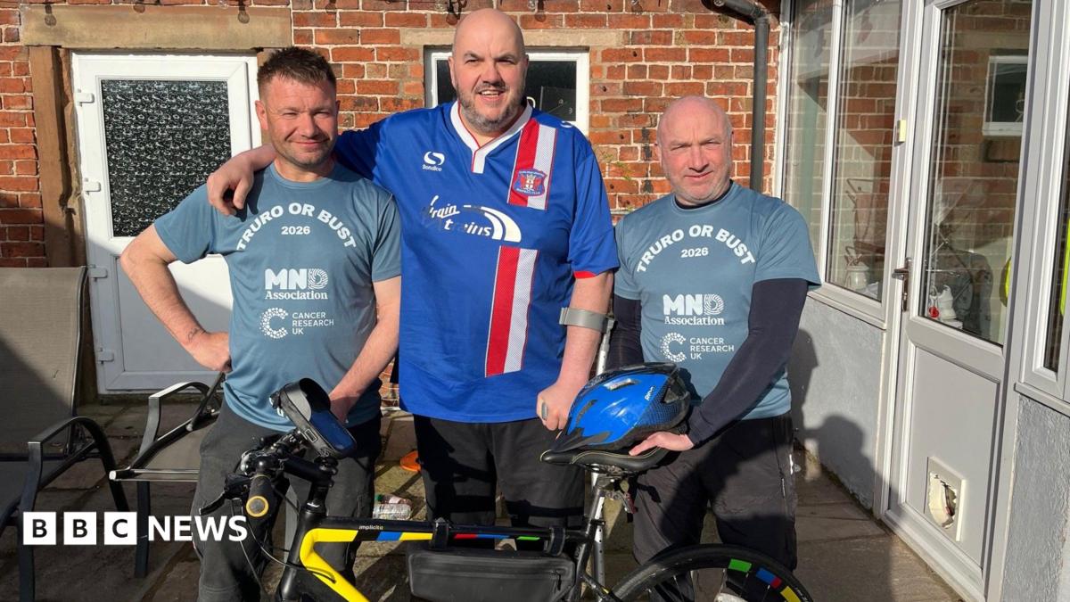 Carlisle football fans to cycle to Truro for game - BBC News