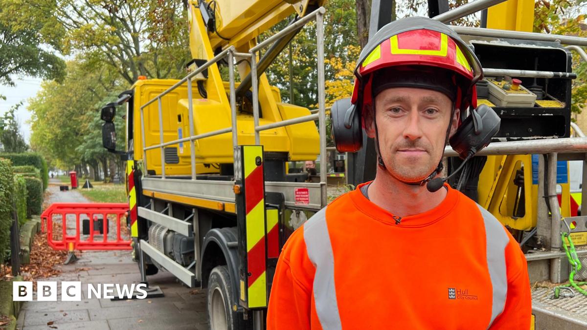 Meet the tree surgeons keeping Hull safe during storms - BBC News