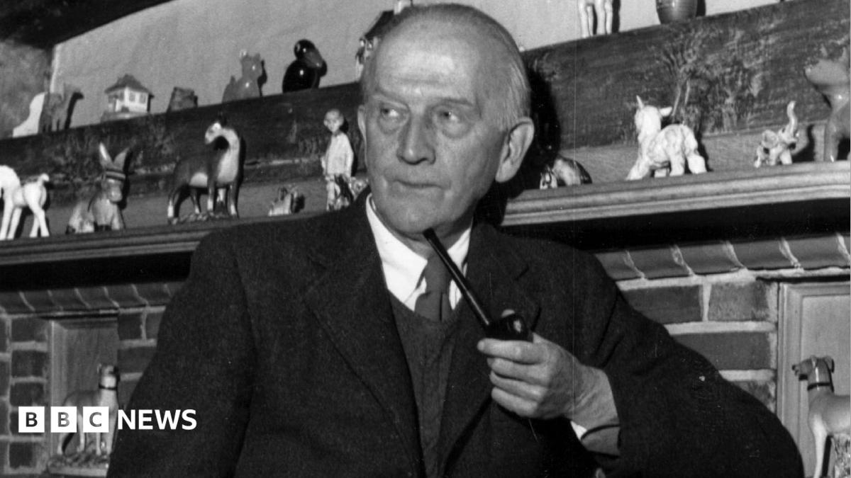 Letters from Winnie The Pooh author AA Milne to be auctioned - BBC News