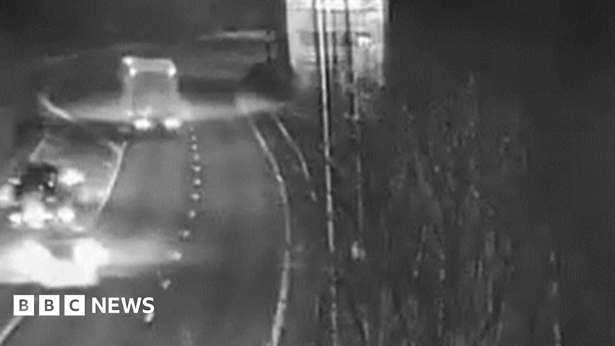 Texting taxi driver jailed for killing recovery worker on M3 - BBC News