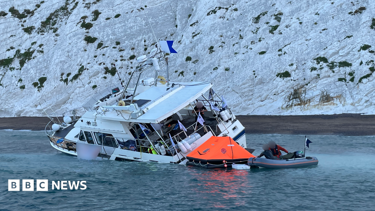 Isle of Wight: Charity swimmers' support boat struck wreck - BBC News