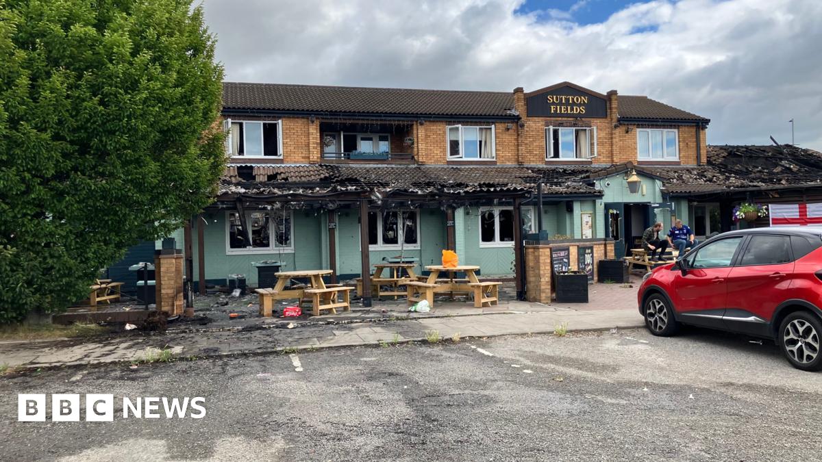 Staff left 'heartbroken' over Hull Sutton Fields pub fire - BBC News