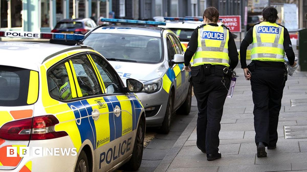 Report finds evidence of Police Scotland misogyny - BBC News