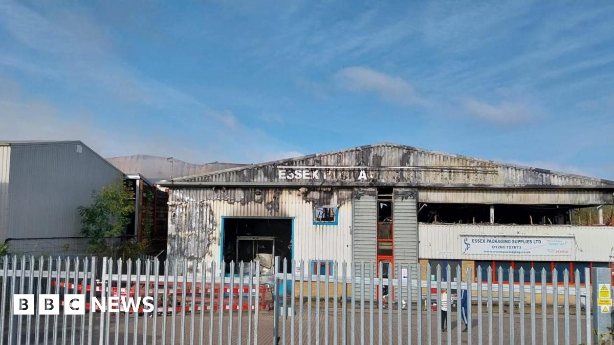 Basildon recycling plant fire leaves neighbour 'heartbroken' - BBC News