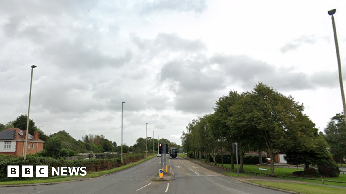 Man arrested after two die in Hinckley crash - BBC News