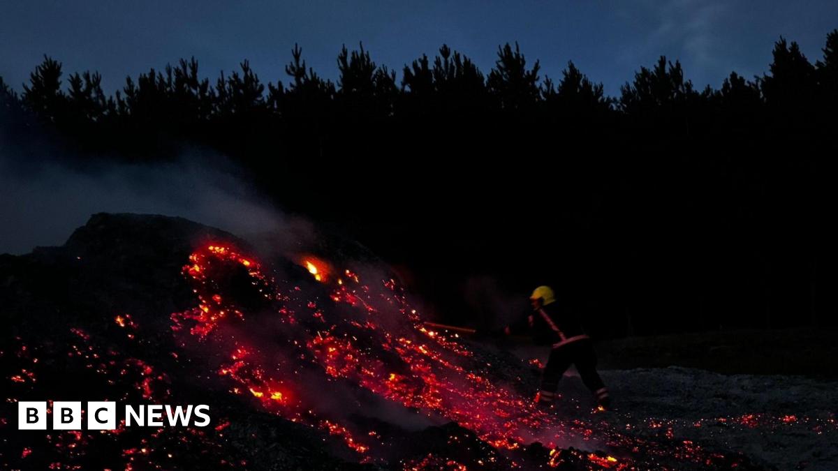 Muck heap fire continues burning on Chippenham farm - BBC News