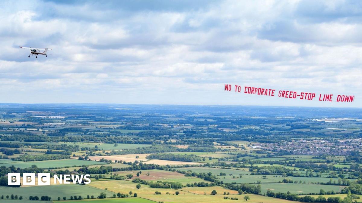 Protesters fly banner in protest over Wiltshire solar farm plans - BBC News