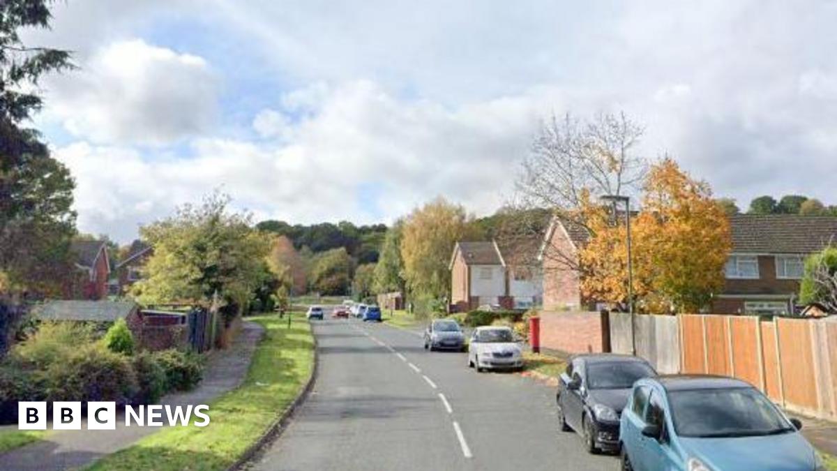 Woking: Man dies in crash - BBC News