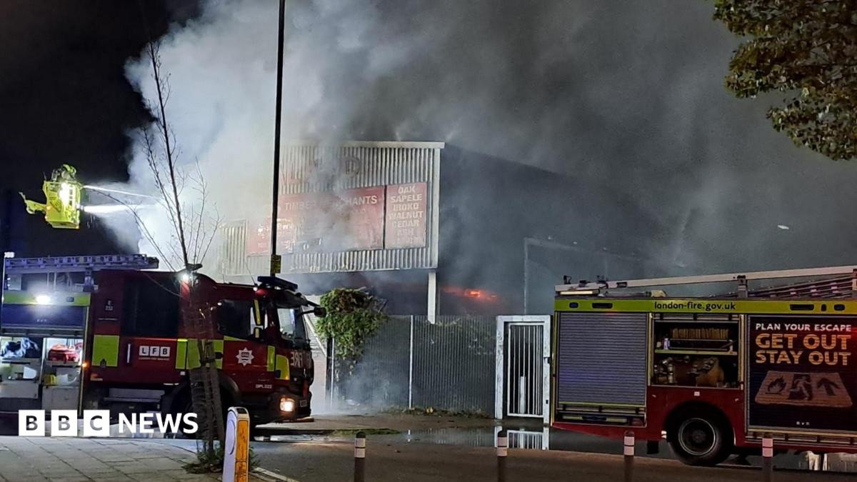 Blackwall and Silvertown tunnels reopen after fire in Greenwich - BBC News