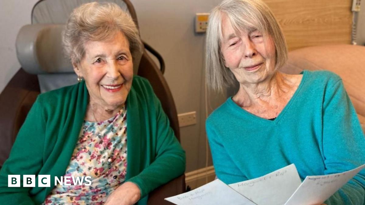 World War Two: Blitz best friends reunited at a Kent care home - BBC News