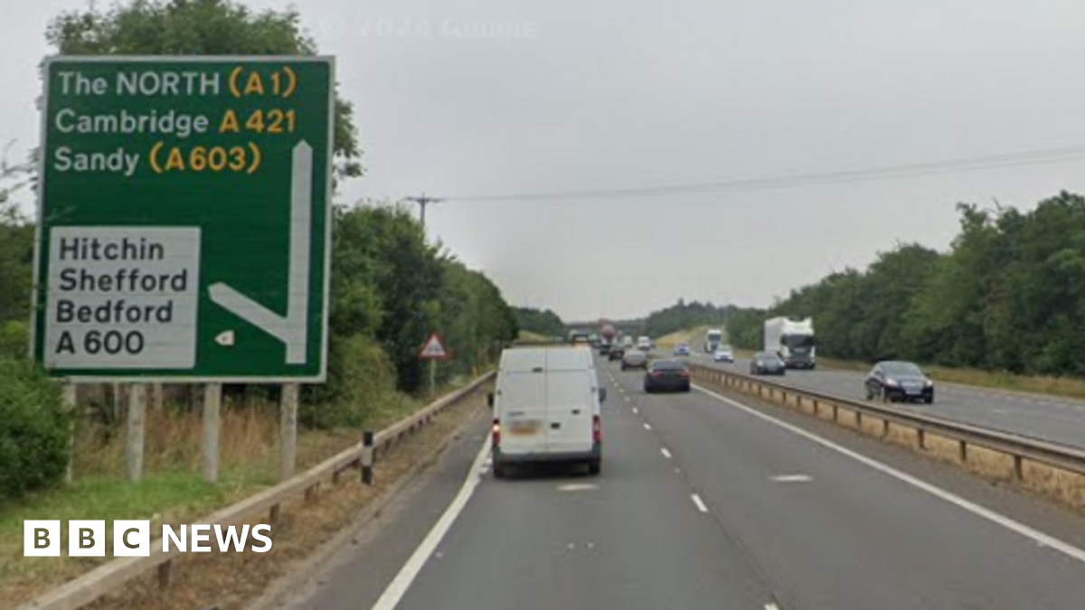 Man dies after his Mercedes car crashed on A421 south of Bedford - BBC News