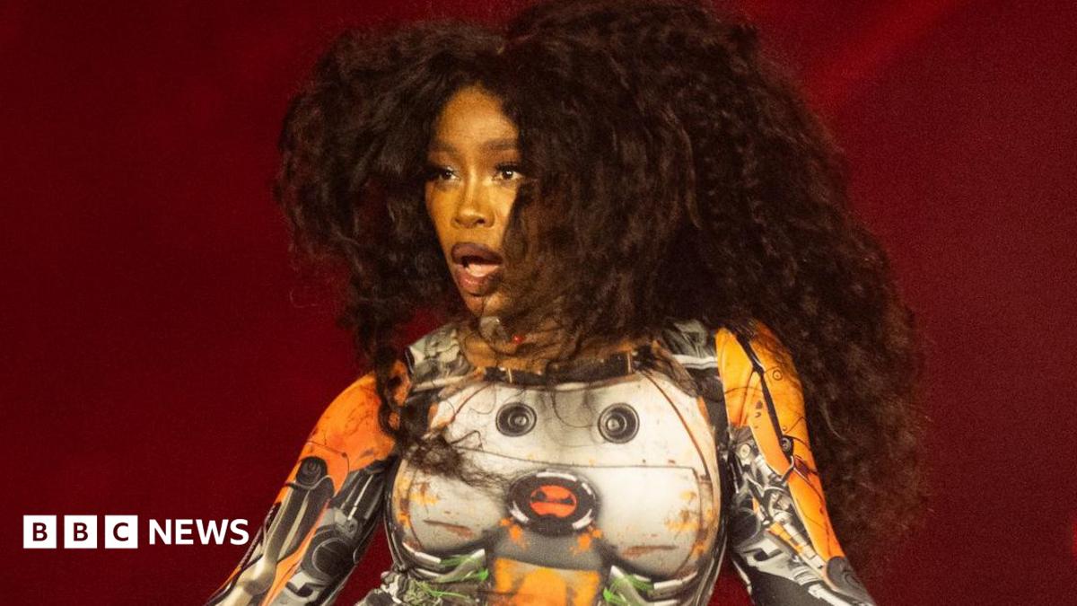 SZA was 'scared and freaked out' at Glastonbury - BBC News