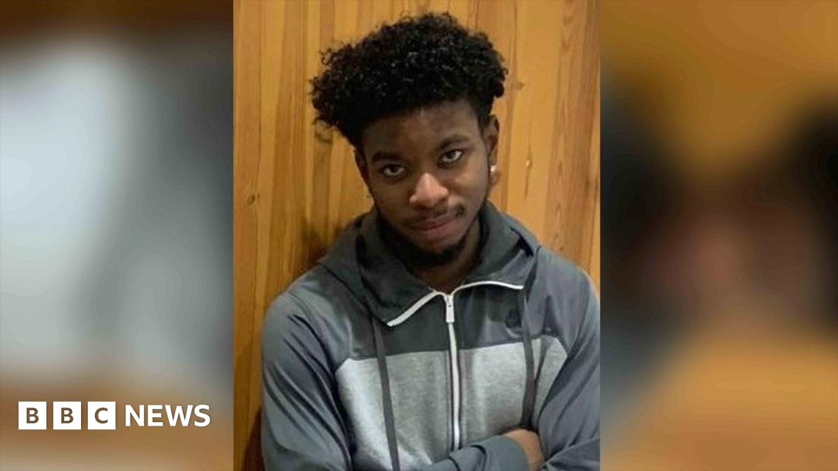 Teenagers sentenced over stabbing of Robert Robinson in Deptford - BBC News