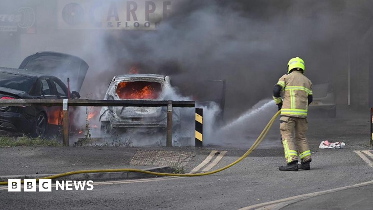 Jail for man who torched car during Hull riot - BBC News
