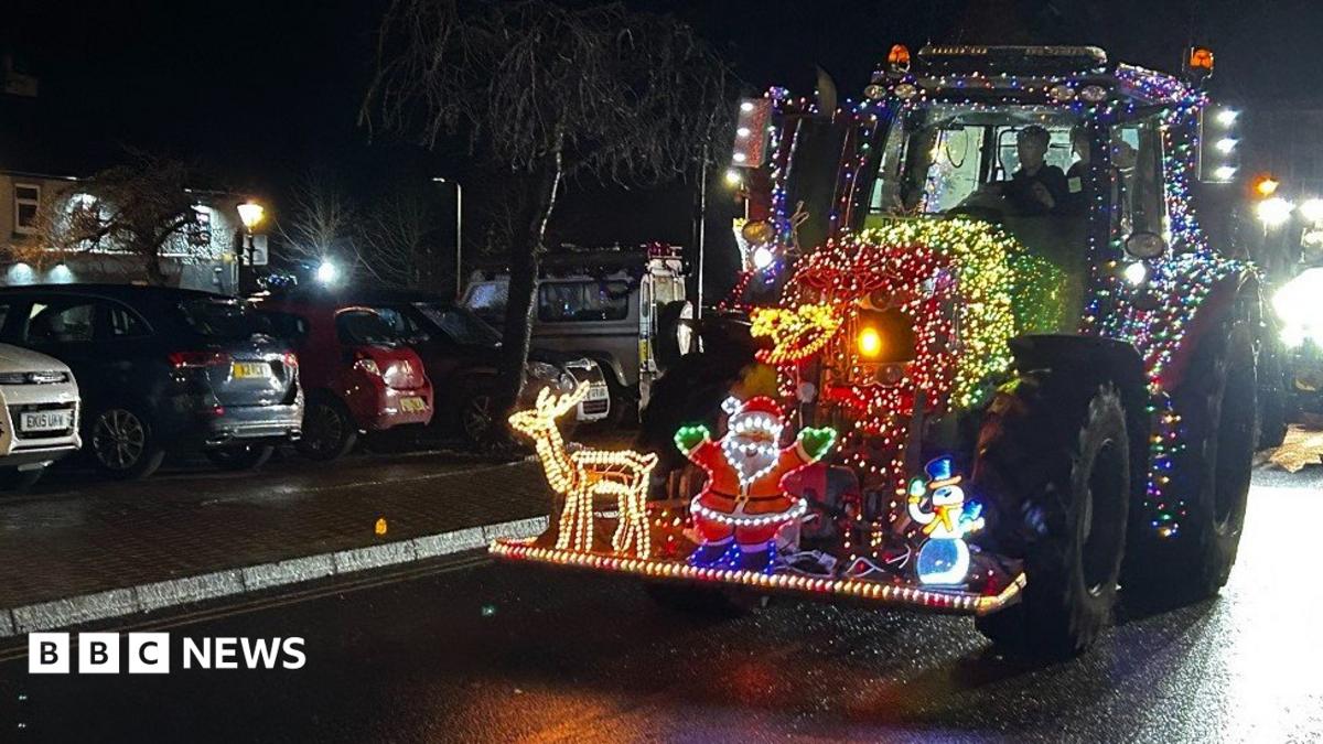 West Midlands festive tractor runs light up farming communities - BBC News