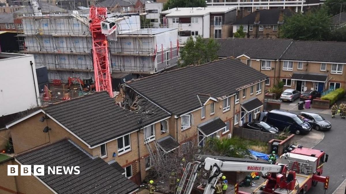 Bow crane collapse: One dead and four injured in crane collapse - BBC News