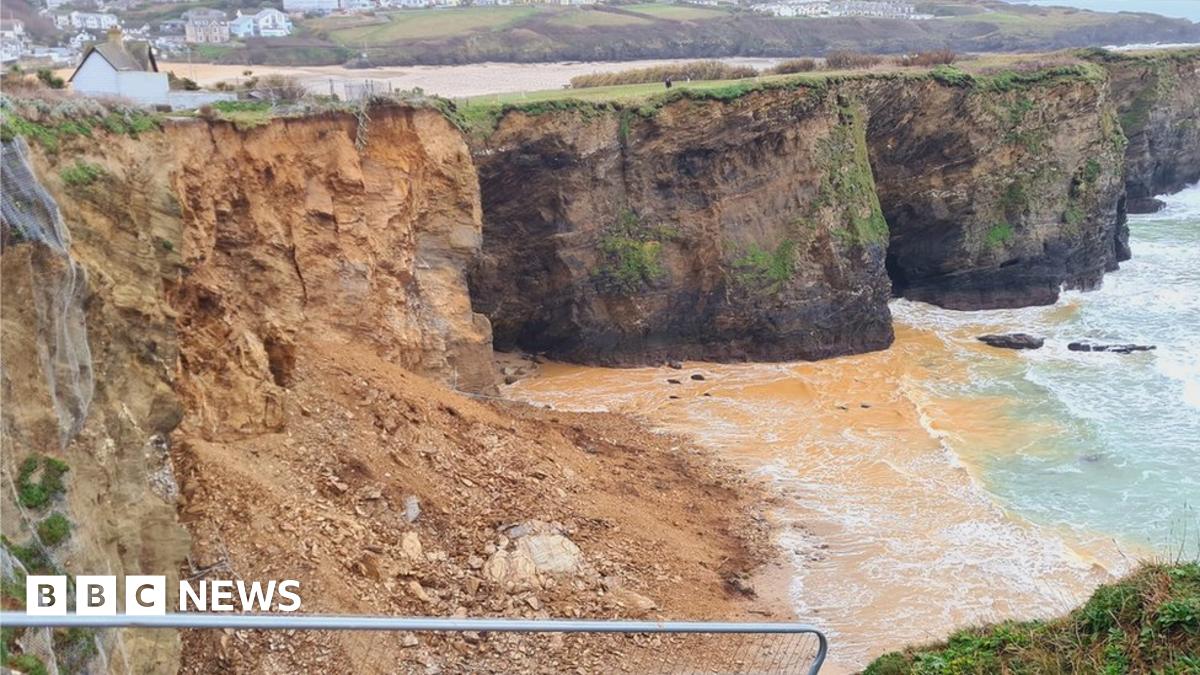 Latest Newquay cliff collapse causes 'almighty boom' - BBC News