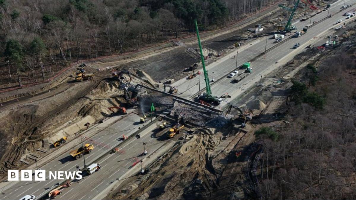 'Unprecedented' M25 closures enter third day - BBC News