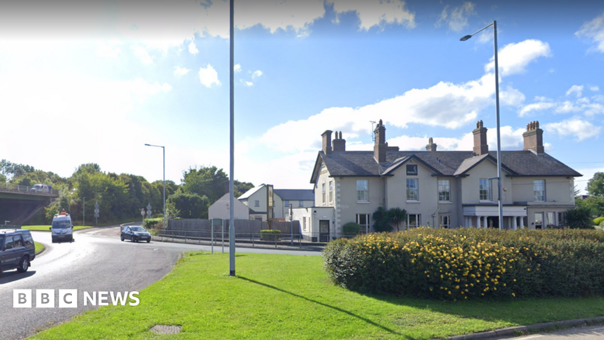 St Asaph: Man dies after hit by vehicle near Talardy Hotel - BBC News