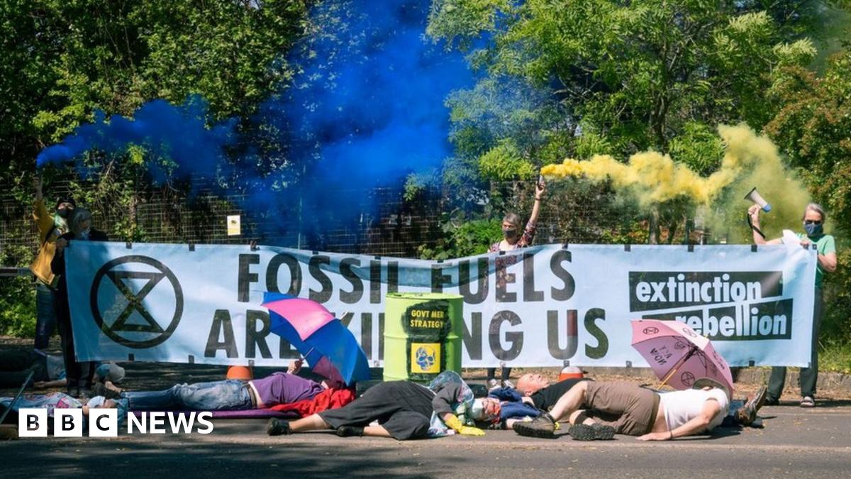 Hamble BP oil terminal entrance blocked by protesters - BBC News
