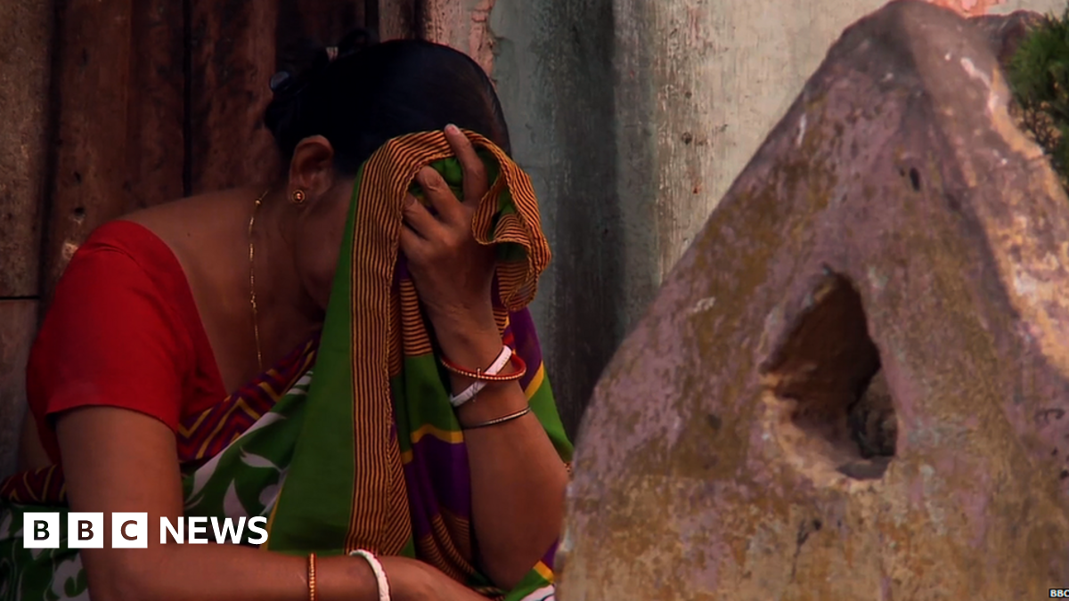 Meeting in secret: The outcast wives of India - BBC News