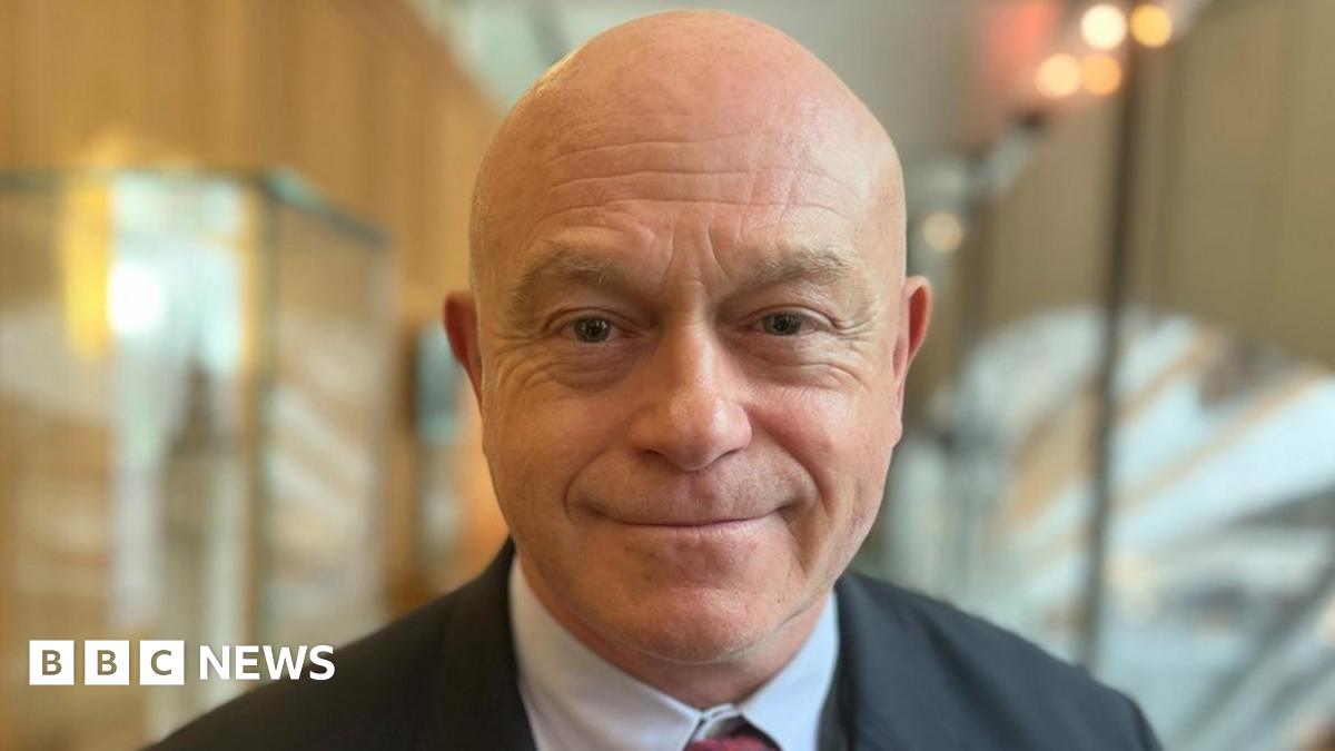 Ross Kemp backs police powers to find missing veterans - BBC News
