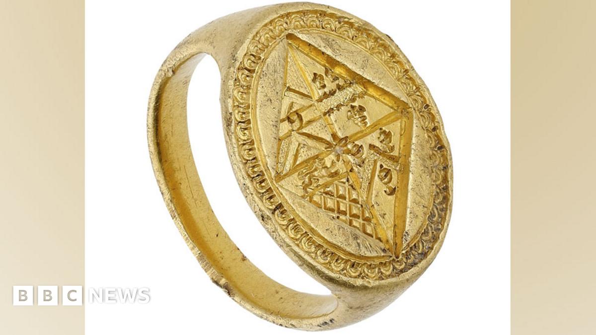 'Extremely rare' gold ring found at Roydon linked to woman - BBC News