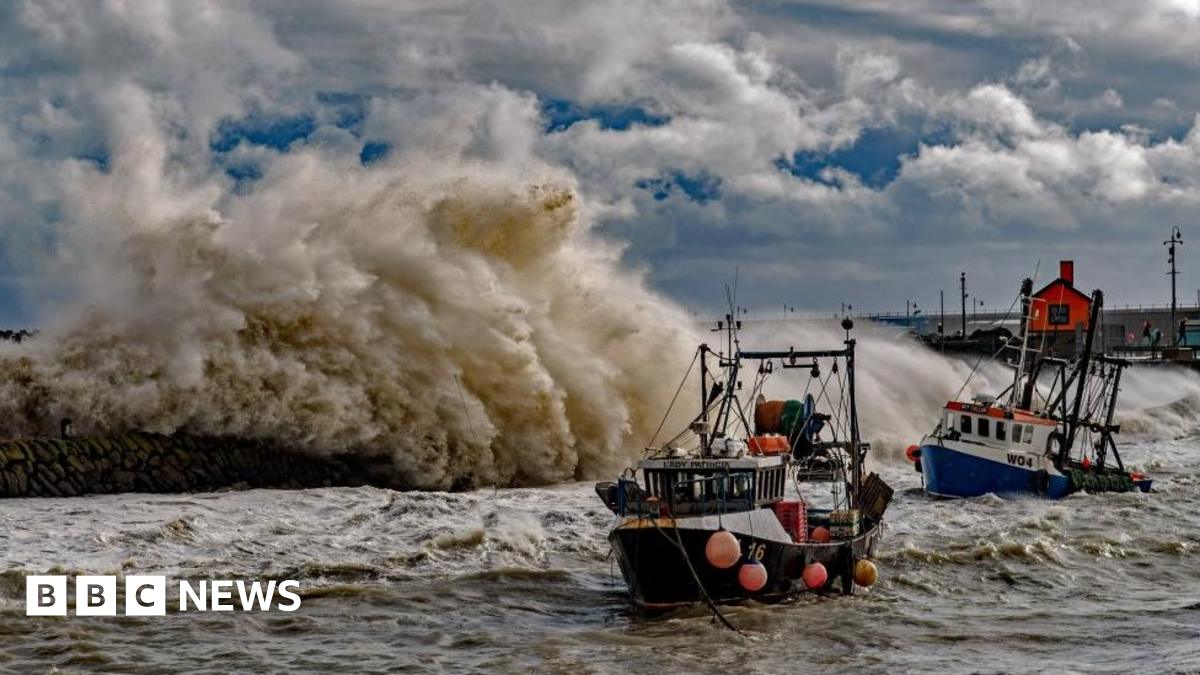 Storm Debi: Strong winds and heavy rain hit UK - BBC News