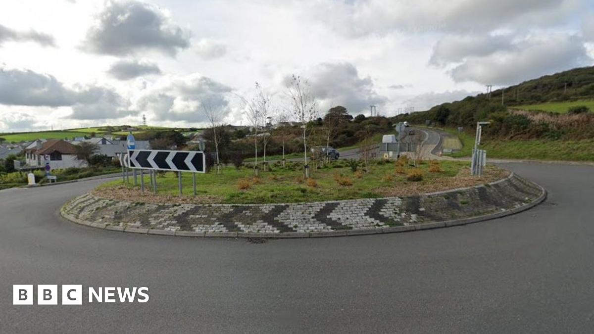Motorcyclist suffers life-changing injuries in Cornwall crash - BBC News