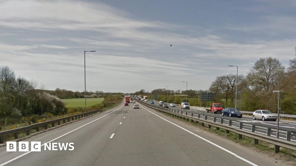 Pedestrian dies in crash involving lorry on A34 in Oxfordshire - BBC News
