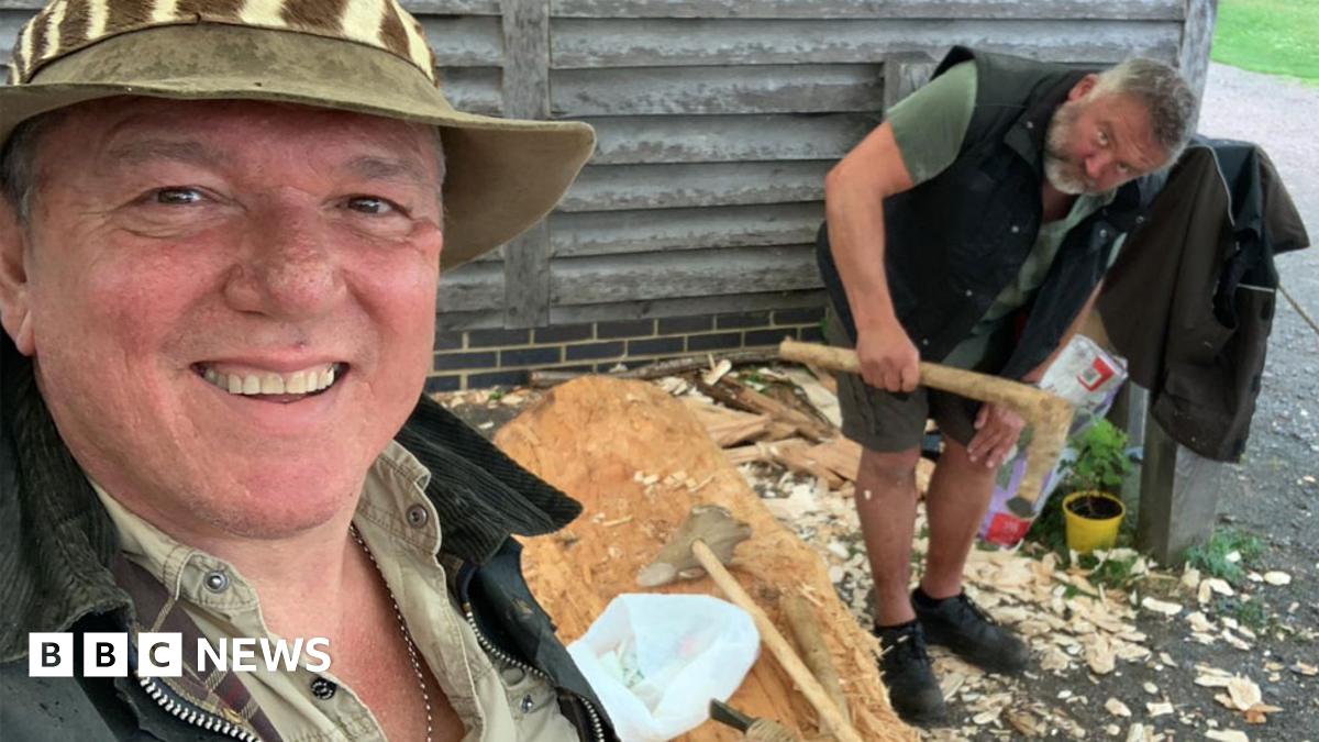 Stanwick Lakes: Bronze Age log boat build reaches halfway point - BBC News