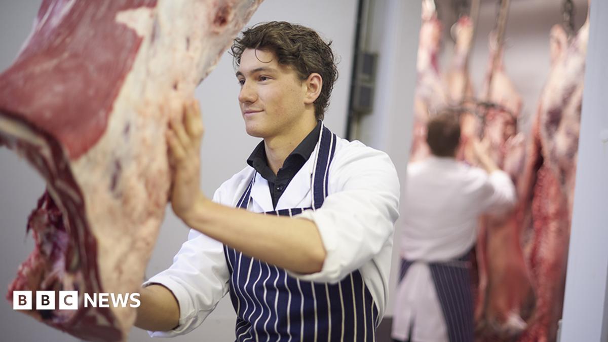 Covid staff shortage could shut meat production lines - BBC News