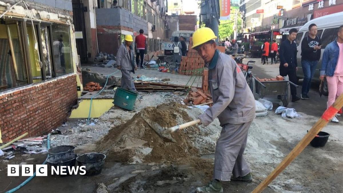 Beijing's unique street life under constant siege - BBC News