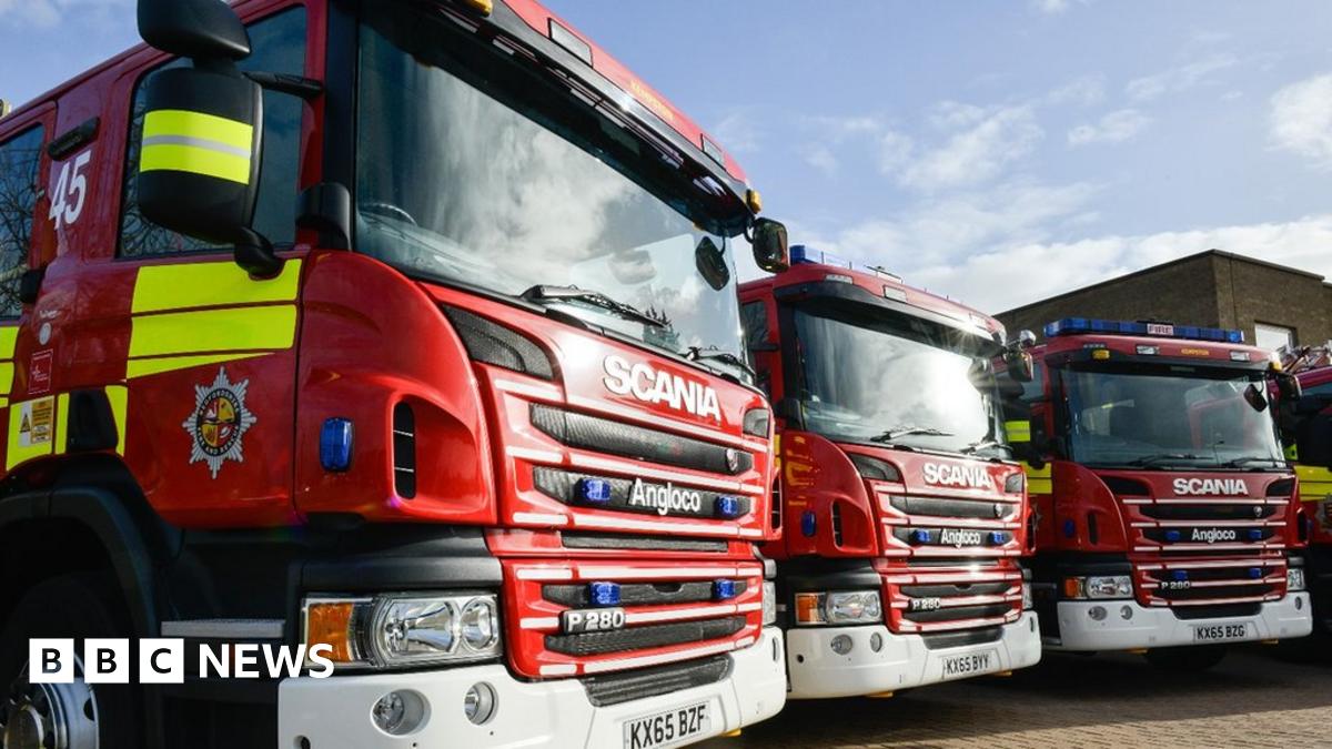 Elderly man dies in Luton house fire - BBC News