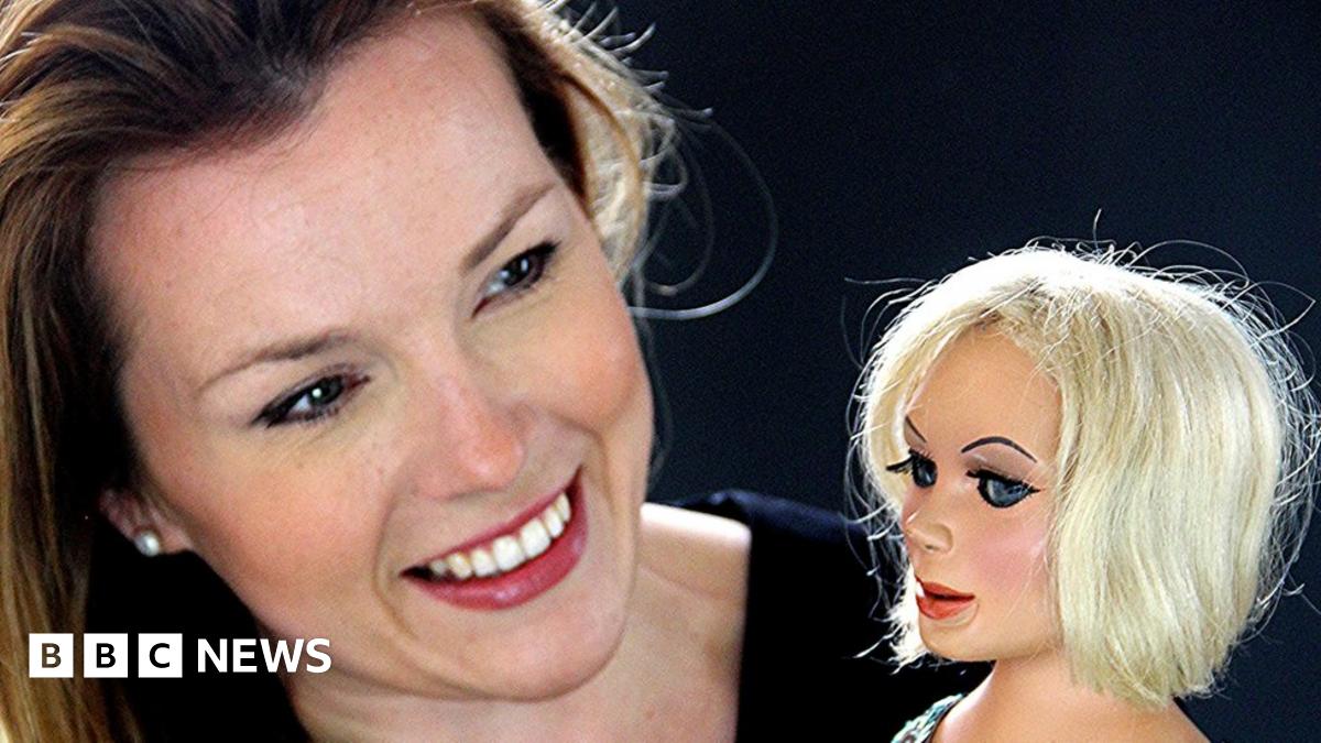 Lady Penelope Thunderbirds puppet goes for £19,000 - BBC News