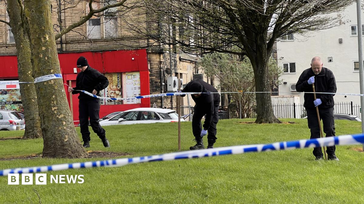 Bradford stabbing: Mum of Kulsuma Akter 'can't stop crying' - BBC News
