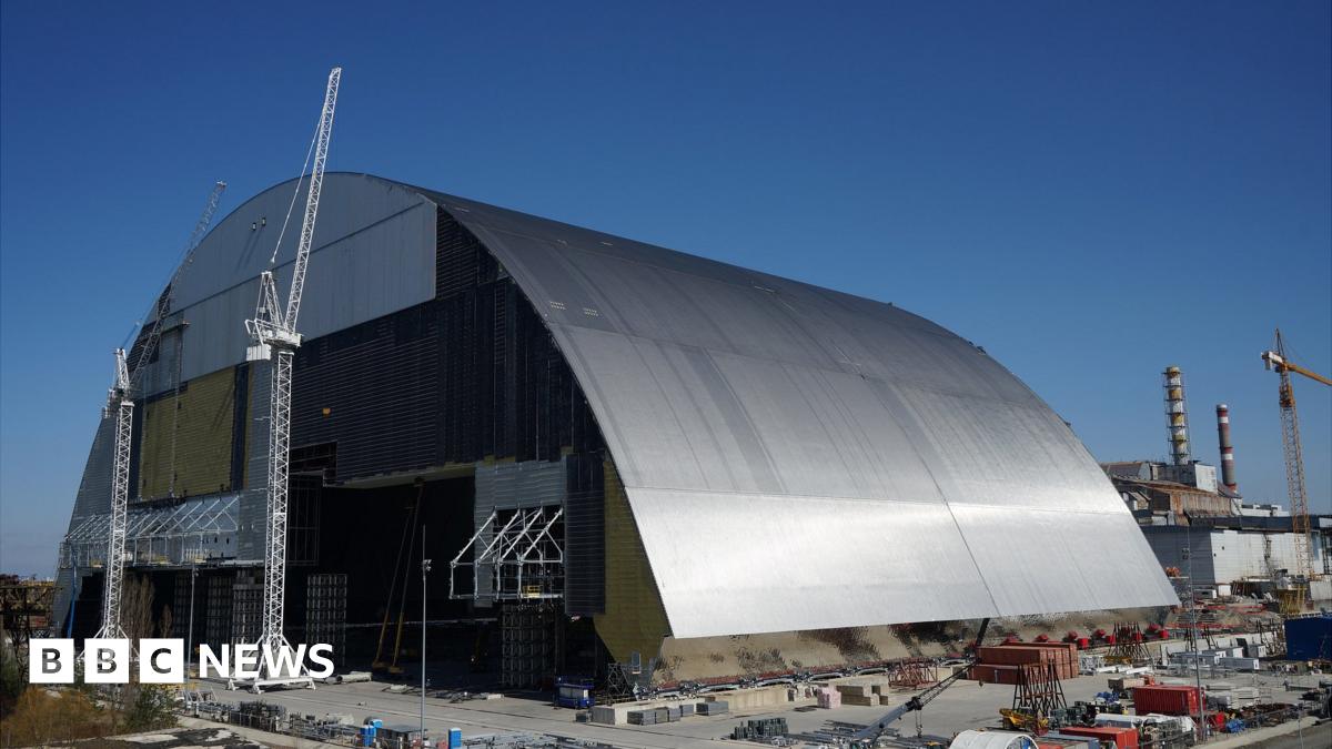 Chernobyl disaster: Giant shield begins move towards reactor - BBC News