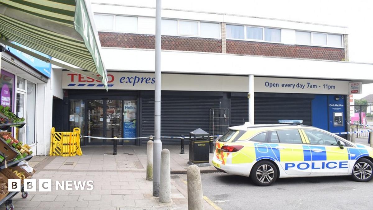 Teenager arrested on suspicion of murder after Luton stabbings - BBC News