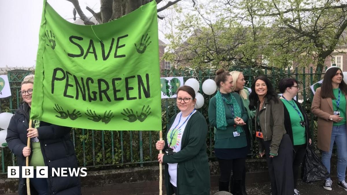 Minister backs threatened Corby children's centre - BBC News