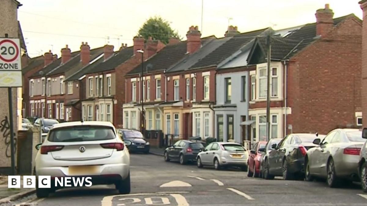 Coventry stabbing: Teenager in critical condition - BBC News