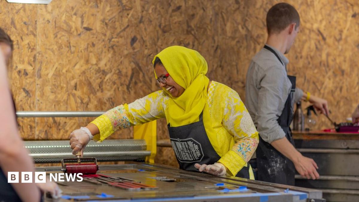 Large-scale letterpress printer gives voice to Bradford - BBC News